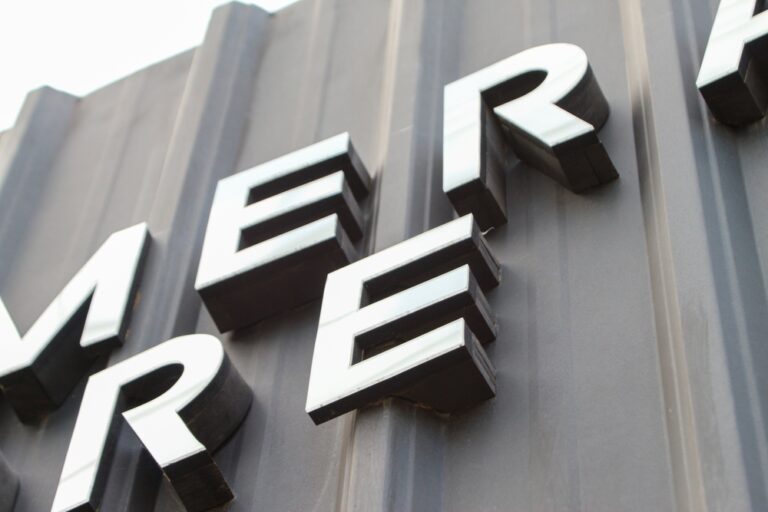 A Sign of the Times: The Latest Trends in Modern Business Signage ...